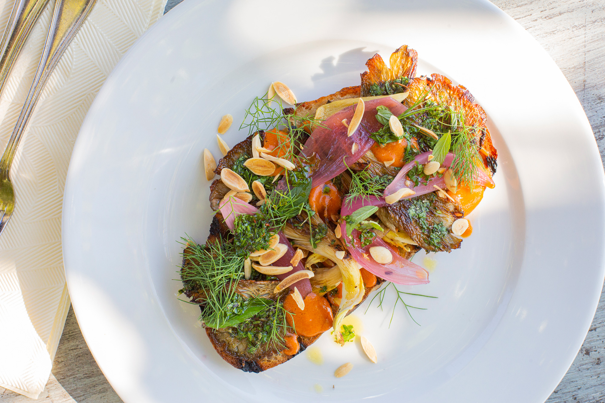 Tostón de hongos ostra de Pichilemu, salsa de pimentón ahumado, cebolla ...